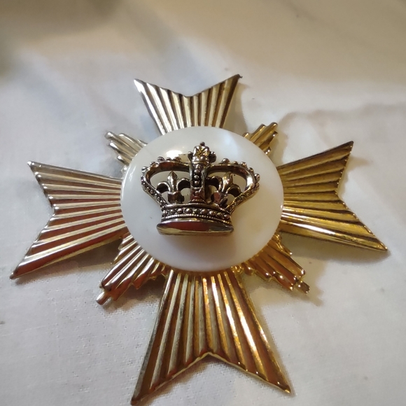 Vintage | Jewelry | Vintage Crown Crest Brooch | Poshmark